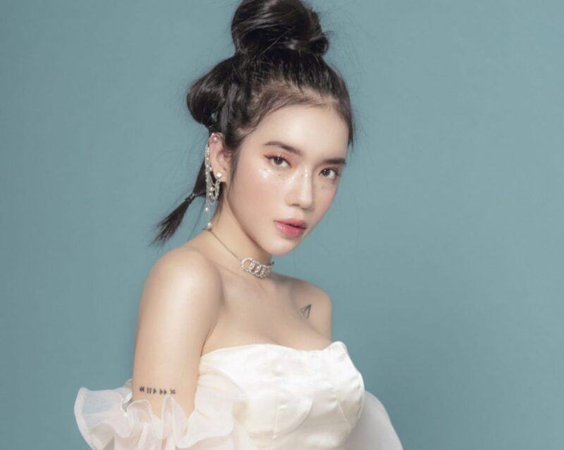 Lyly Là Ai Cô Ca Sĩ Xinh đẹp Gây Bão Trên Mạng Xã Hội